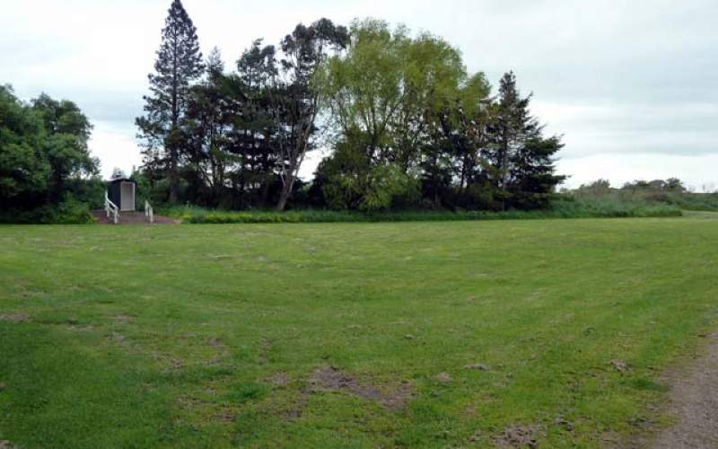 Aparima Bridge River Bank | Freedom/Basic Camp | New Zealand